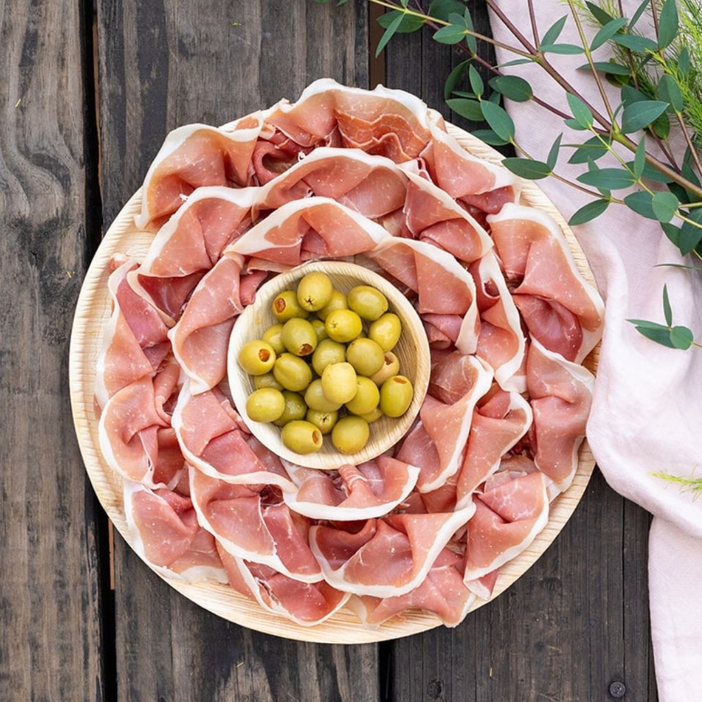 Plato de Jamón Serrano – Mantel y Servilleta